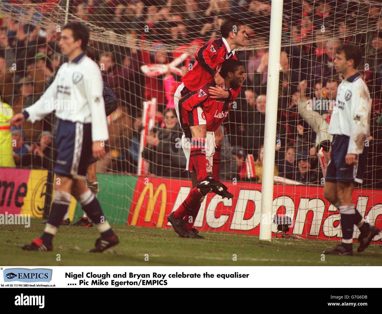 Nigel clough und bryan roy feiern den ausgleich -Fotos und ...