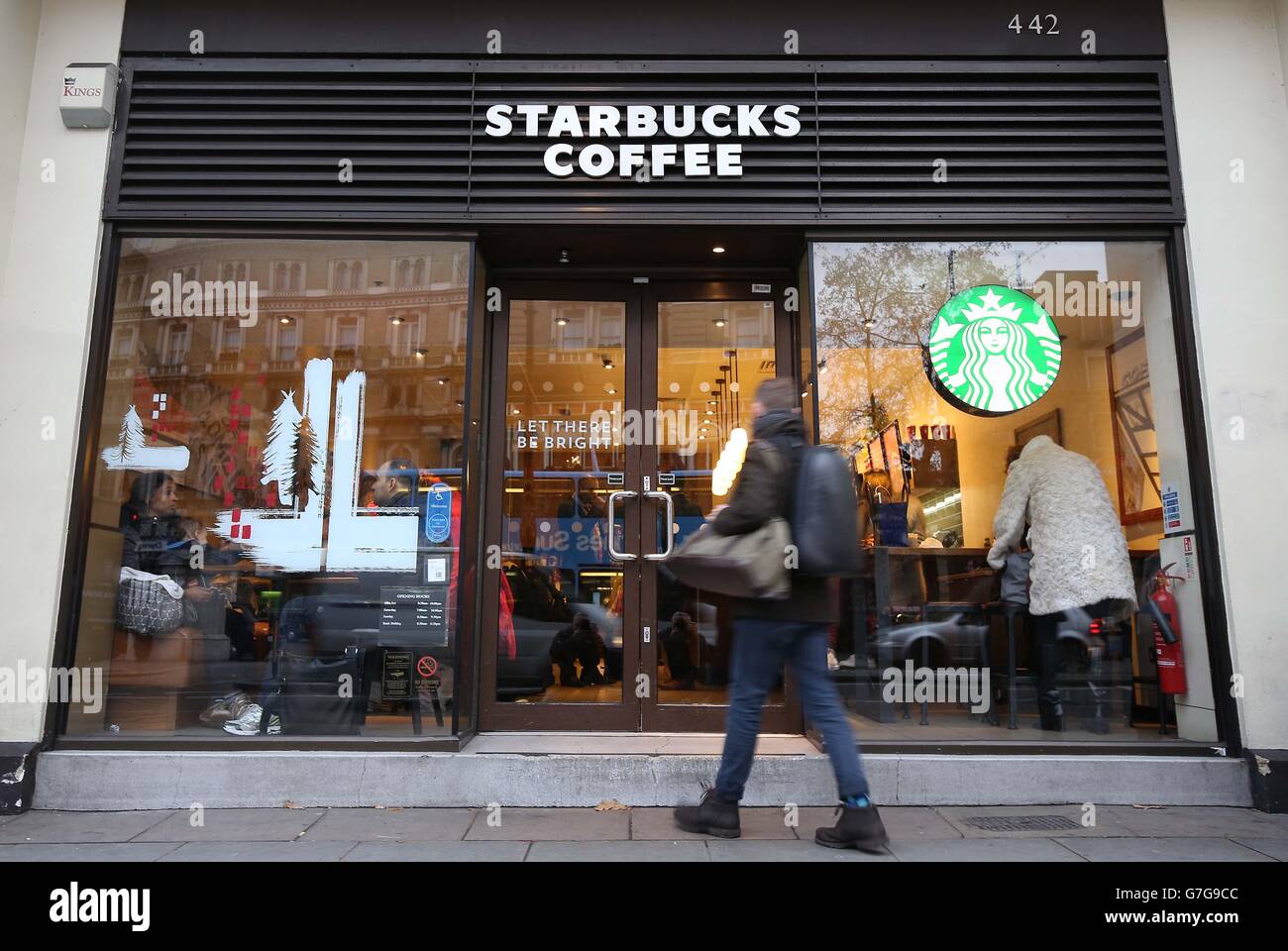 Starbucks Coffee Shop Lager. Ein Starbucks Café am Strand in London ...