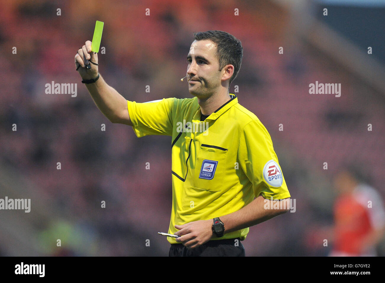 Der schiedsrichter schwenkt eine gelbe karte -Fotos und -Bildmaterial ...