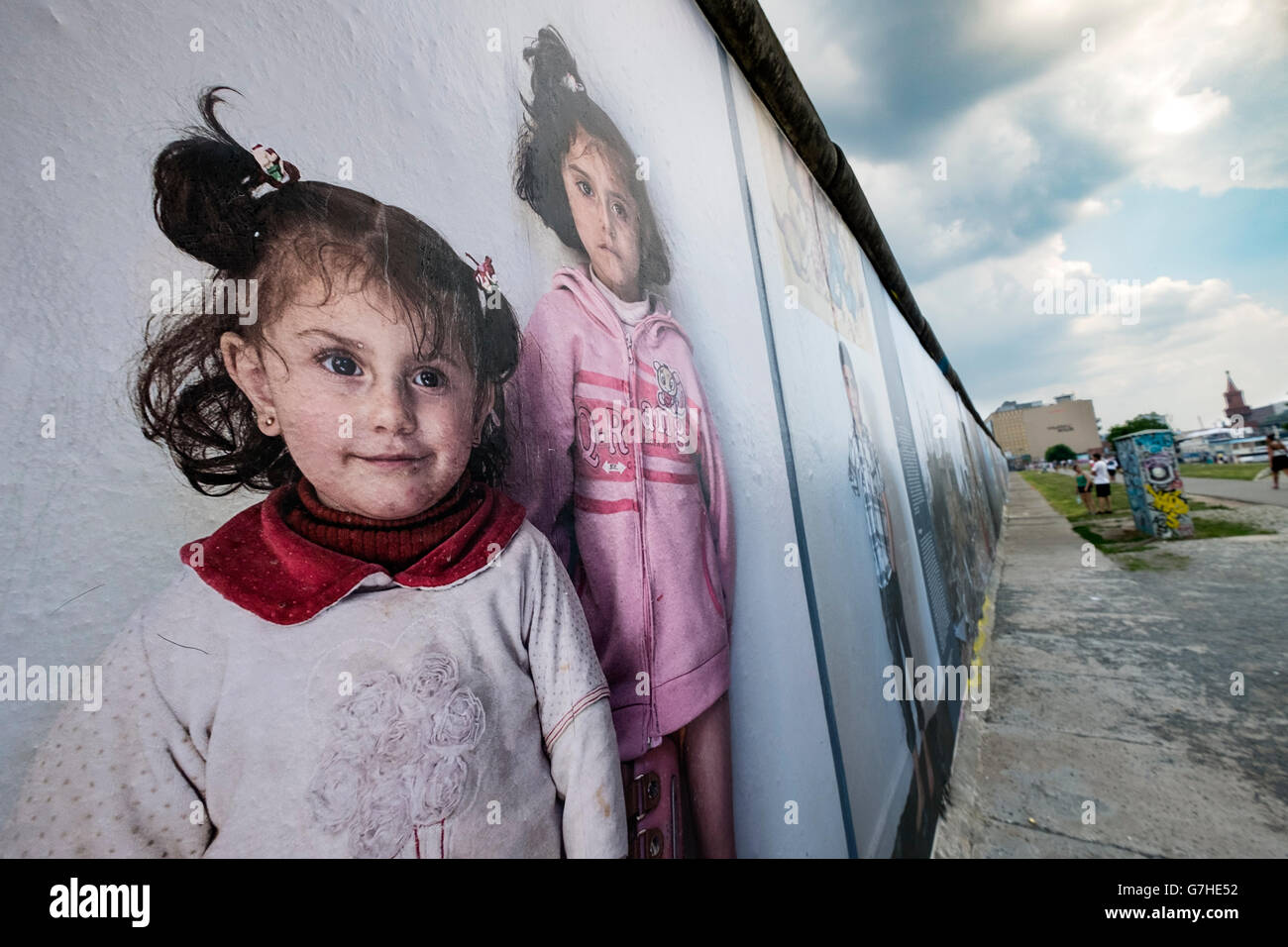 Bilder aus dem Krieg an Wand, eine Fotoausstellung über den Krieg in ...