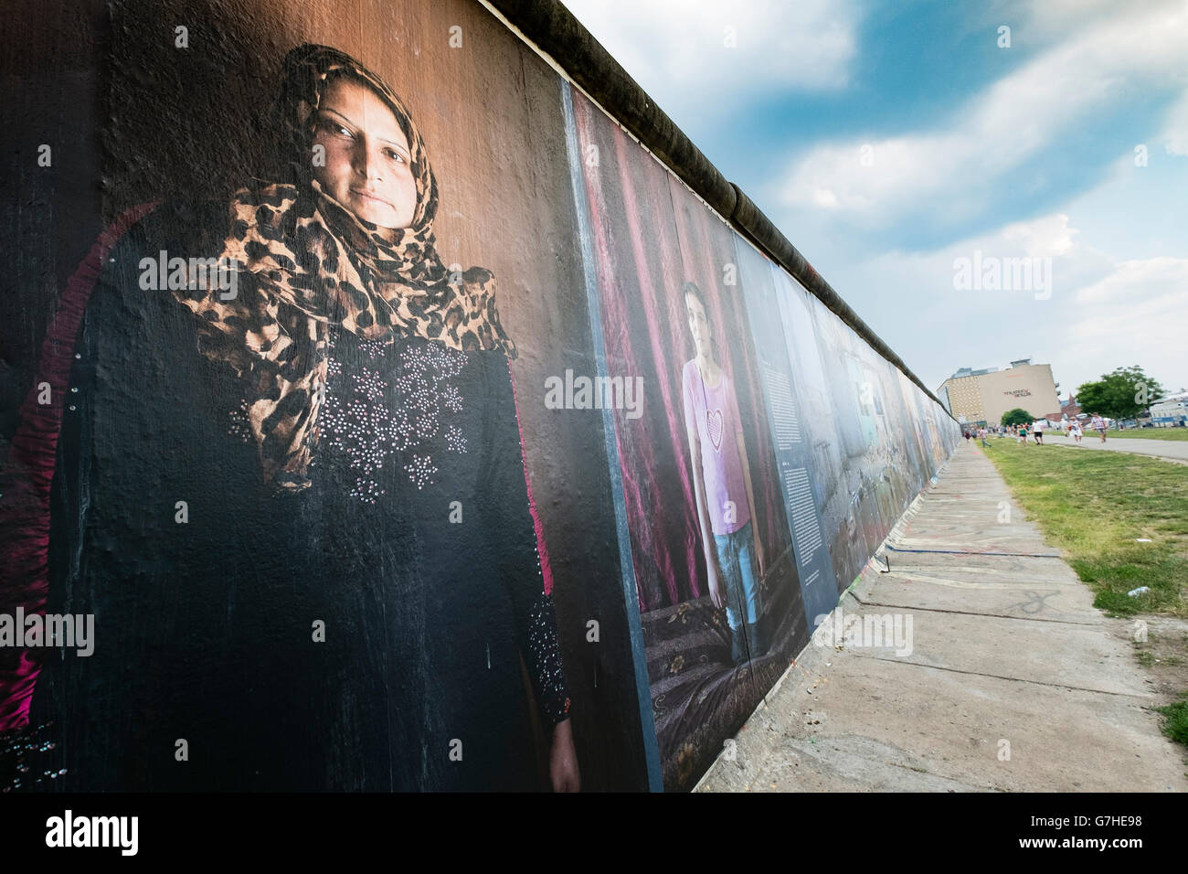 Bilder aus dem Krieg an Wand, eine Fotoausstellung über den Krieg in ...