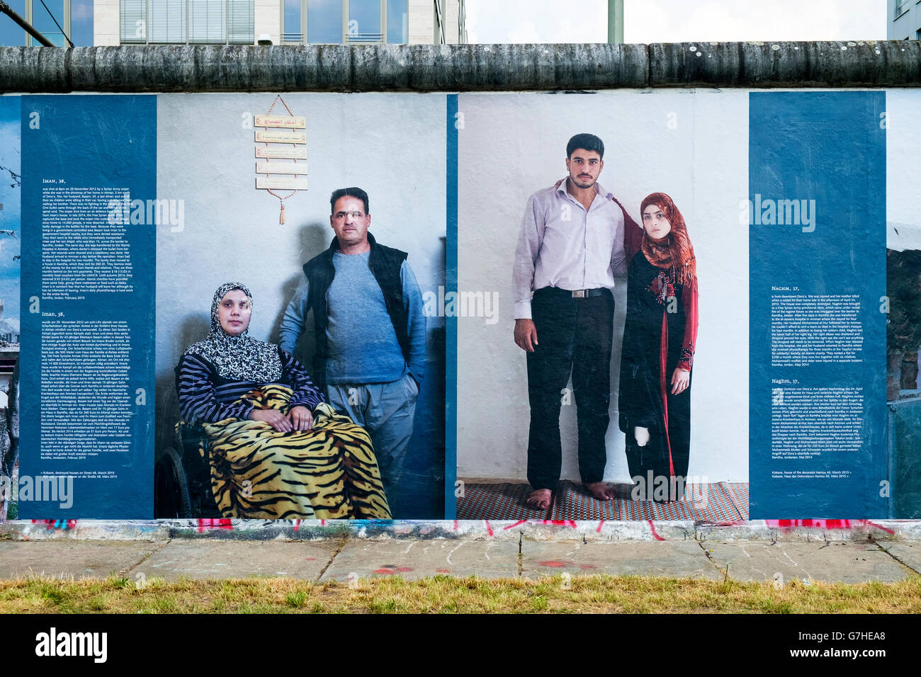 Bilder aus dem Krieg an Wand, eine Fotoausstellung über den Krieg in ...