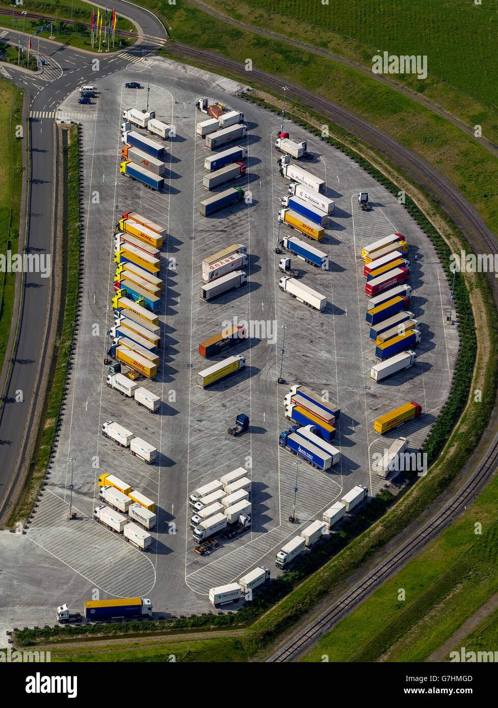 Luftaufnahme, IKEA Logistik center Ellingshausen mit LKW-Parkplatz ...