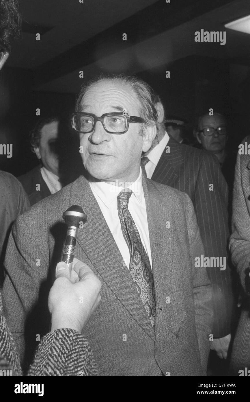 Fred Mulley, Verkehrsminister, bei einem Besuch der U-Bahn-Katastrophe ...