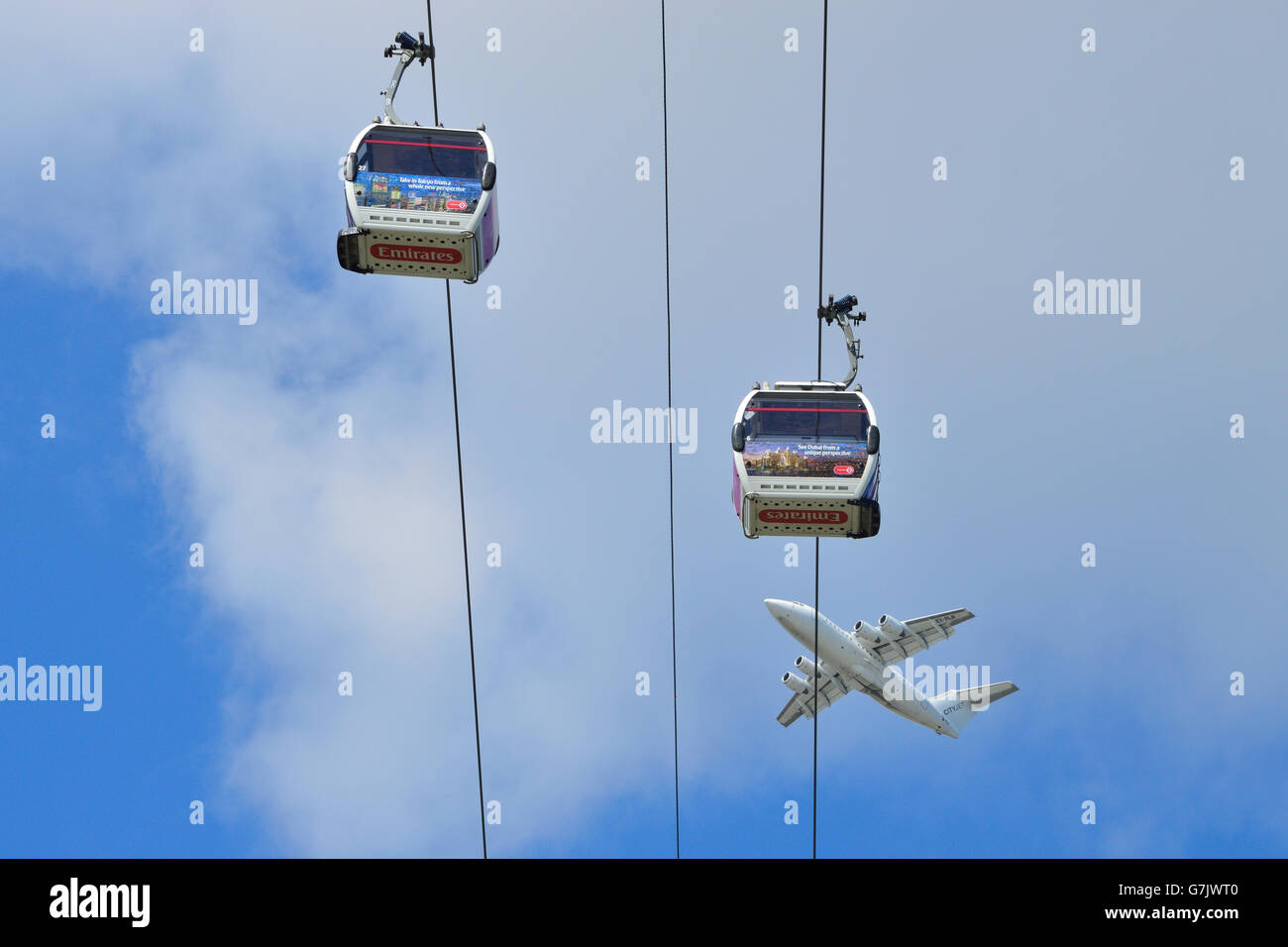 Ein Flugzeug startet vom Flughafen London City und geht über die TfL ...