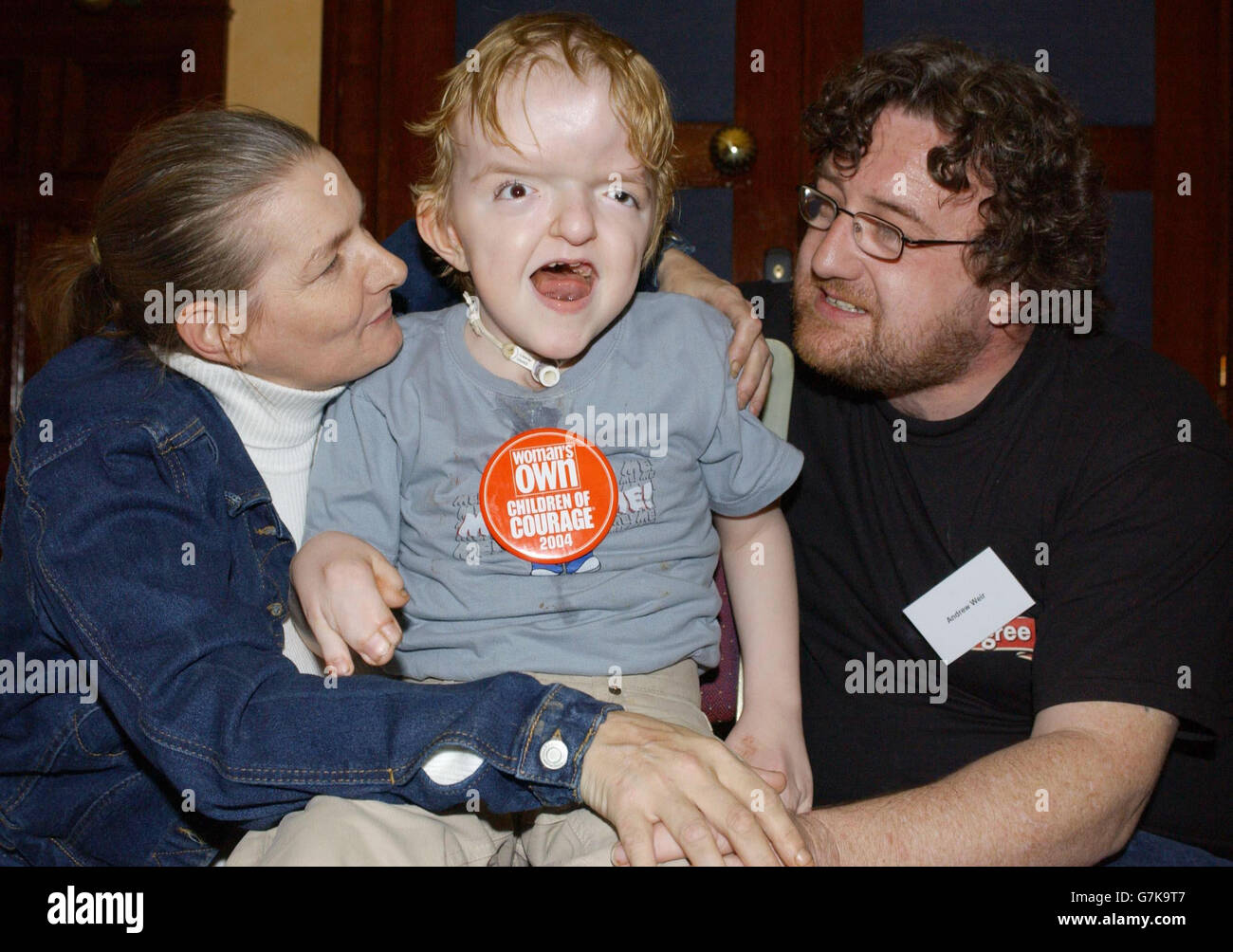 Michael Weir (7) aus Ardwick, Manchester, mit Mutter Ivy und Vater ...