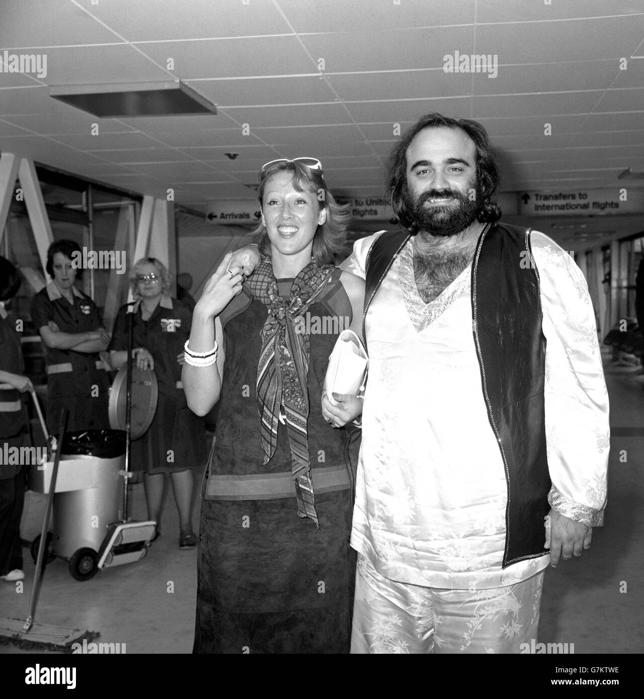 Demis roussos frau dominique london heathrow flughafen richtung los ...