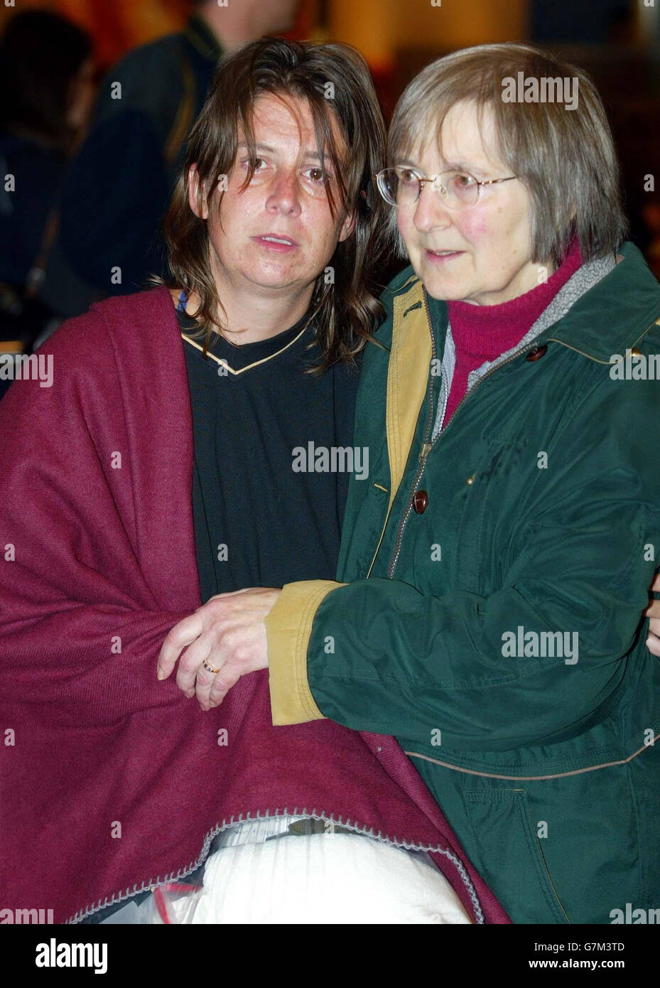 Katie Smith aus London wird von ihrer Mutter Fenelle Williams begrüßt ...