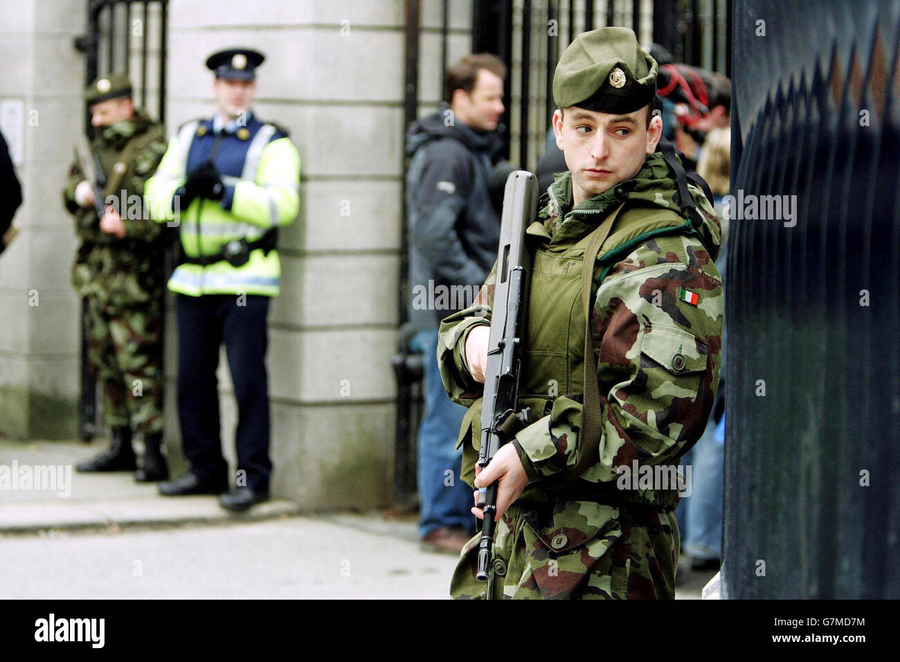 Bewaffnete soldaten stehen als colum murphy wache -Fotos und ...