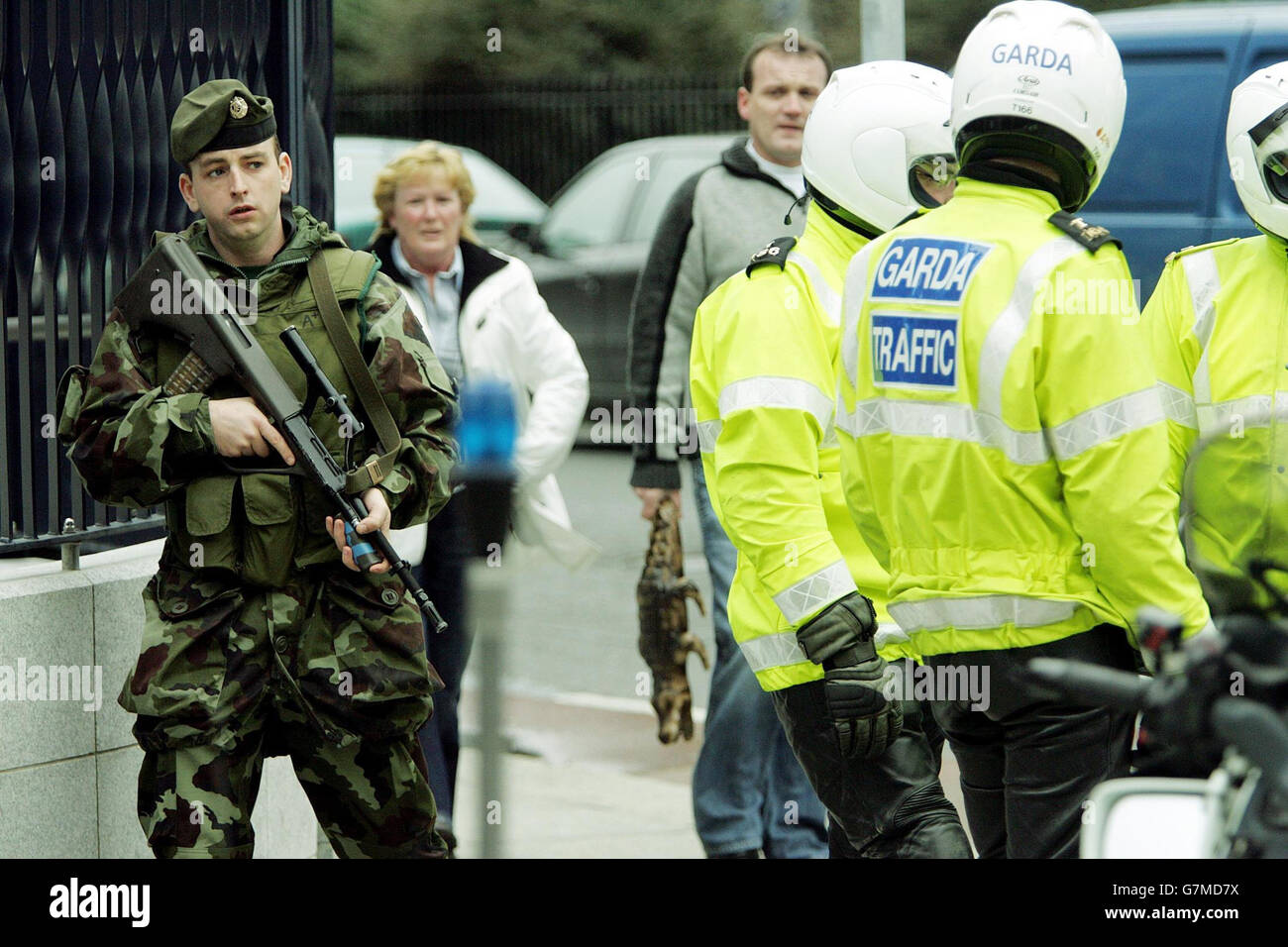 Bewaffnete soldaten und gardai stehen als colum murphy -Fotos und ...