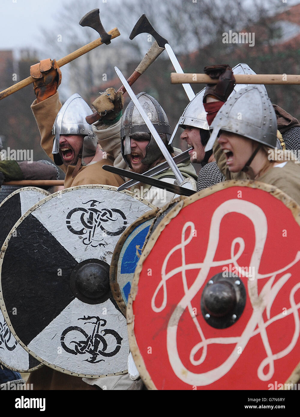 Wikinger-Re-enactors bereiten sich auf die Schlacht beim Jorvik Viking ...