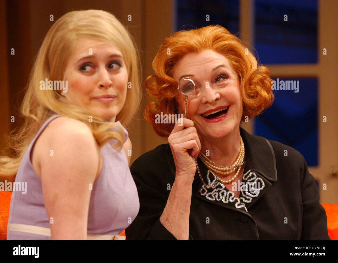 Die Schauspielerinnen Madeleine Worral als Shirley und Sheila Hancock ...