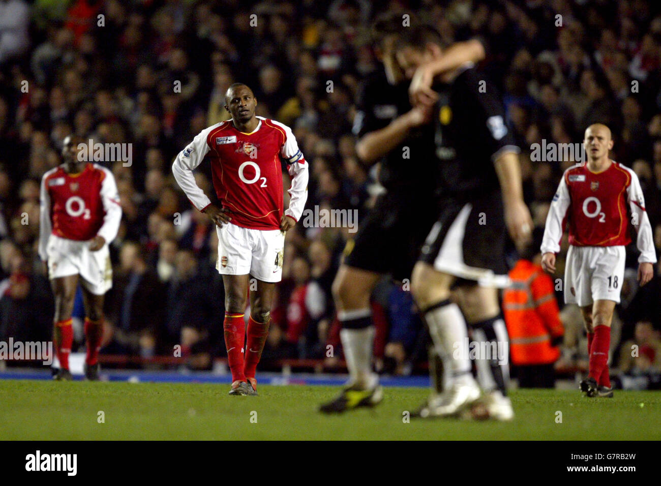Patrick vieira und pascal cygan stehen niedergeschlagen -Fotos und ...