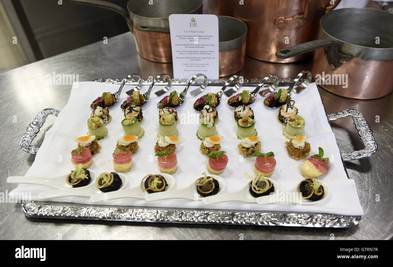 Gesamtansicht einer Platte von Canapes für einen Wettbewerb in den ...
