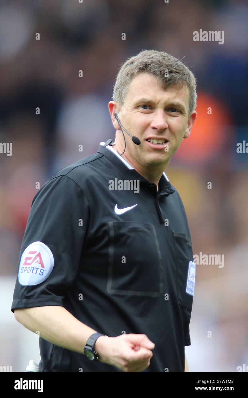 Schiedsrichter gary sutton -Fotos und -Bildmaterial in hoher Auflösung ...