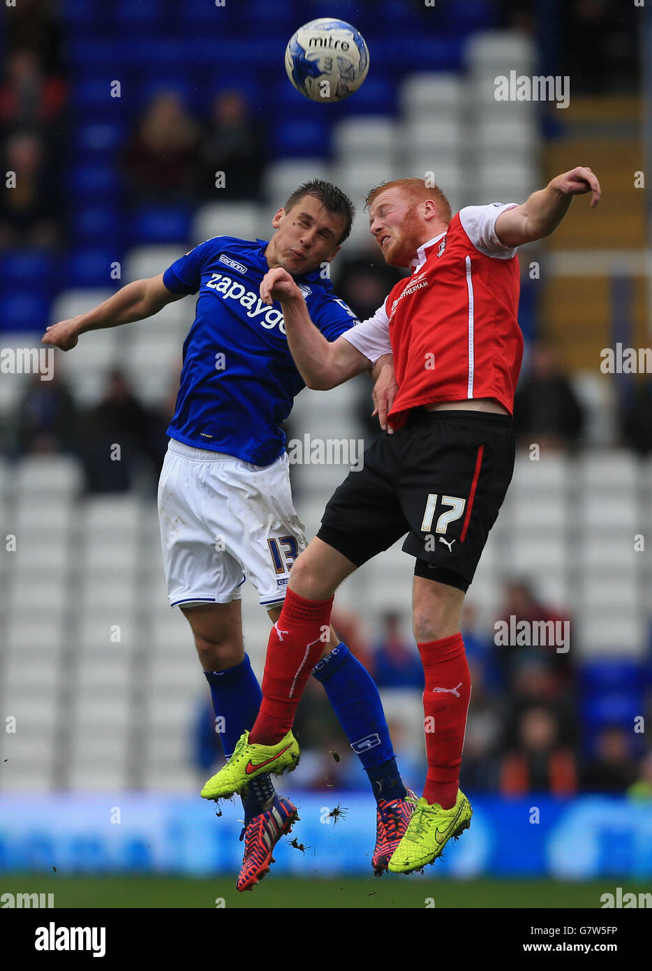 Robert Tesche von Birmingham City kämpft mit Rotherham um den Ball ...