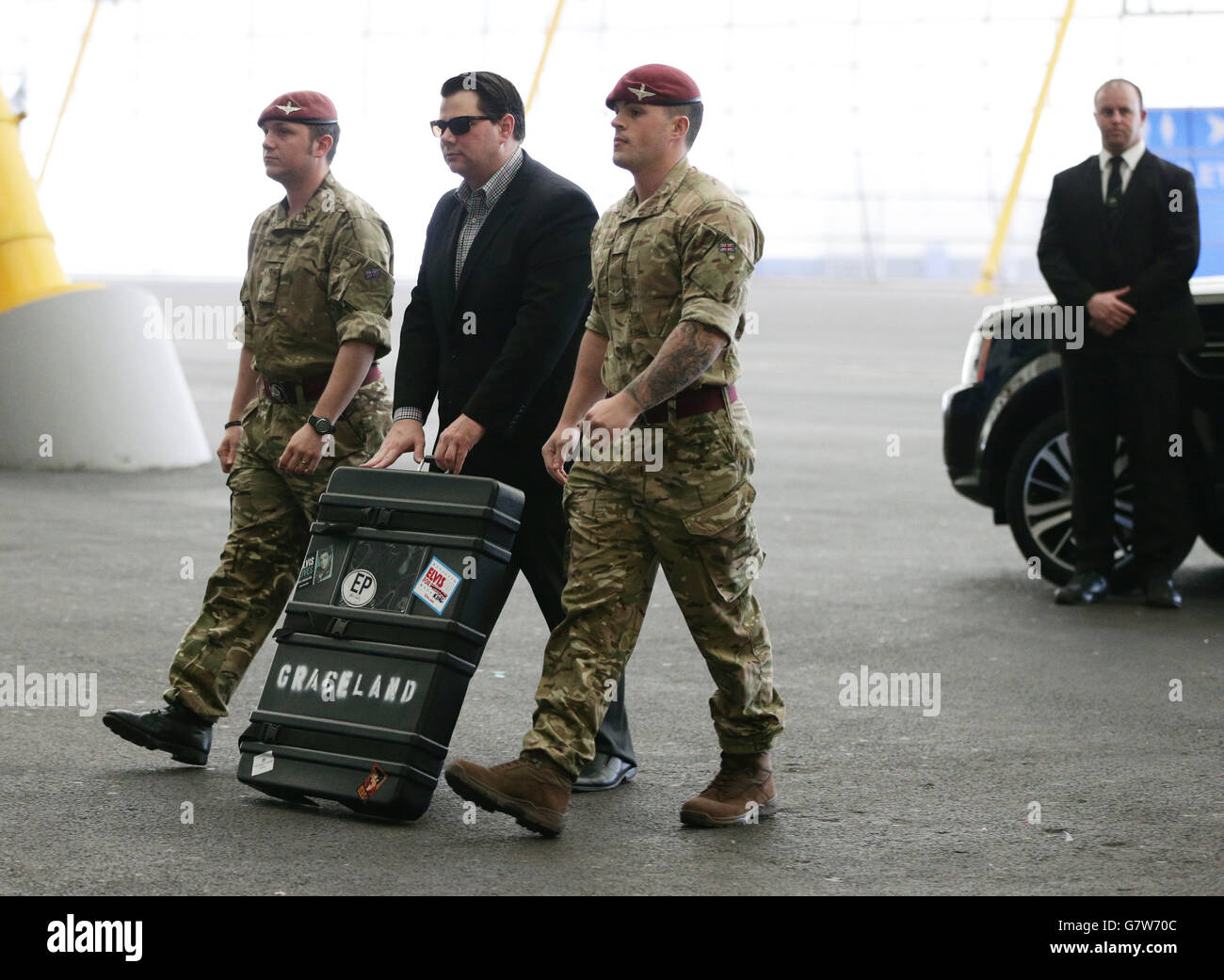 Flankiert von mitgliedern des colchester fallschirmregiments -Fotos und ...