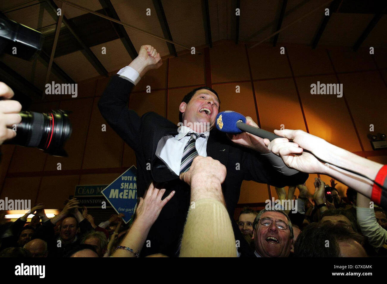 Fine Gael Kandidat Shane McEntee feiert im Count Center in Simmonstown ...