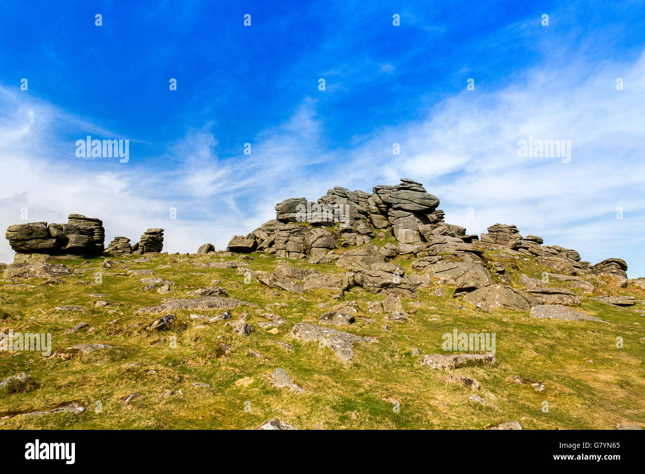 Der Granit des Hound Tor hat durch Millionen von Jahren von Wind, Regen ...