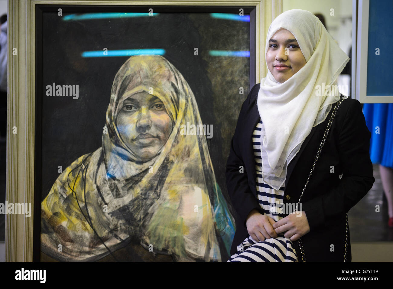 Asiya, 14 Jahre alt, aus Tower Hamlets, mit einem Porträt von ihr ...