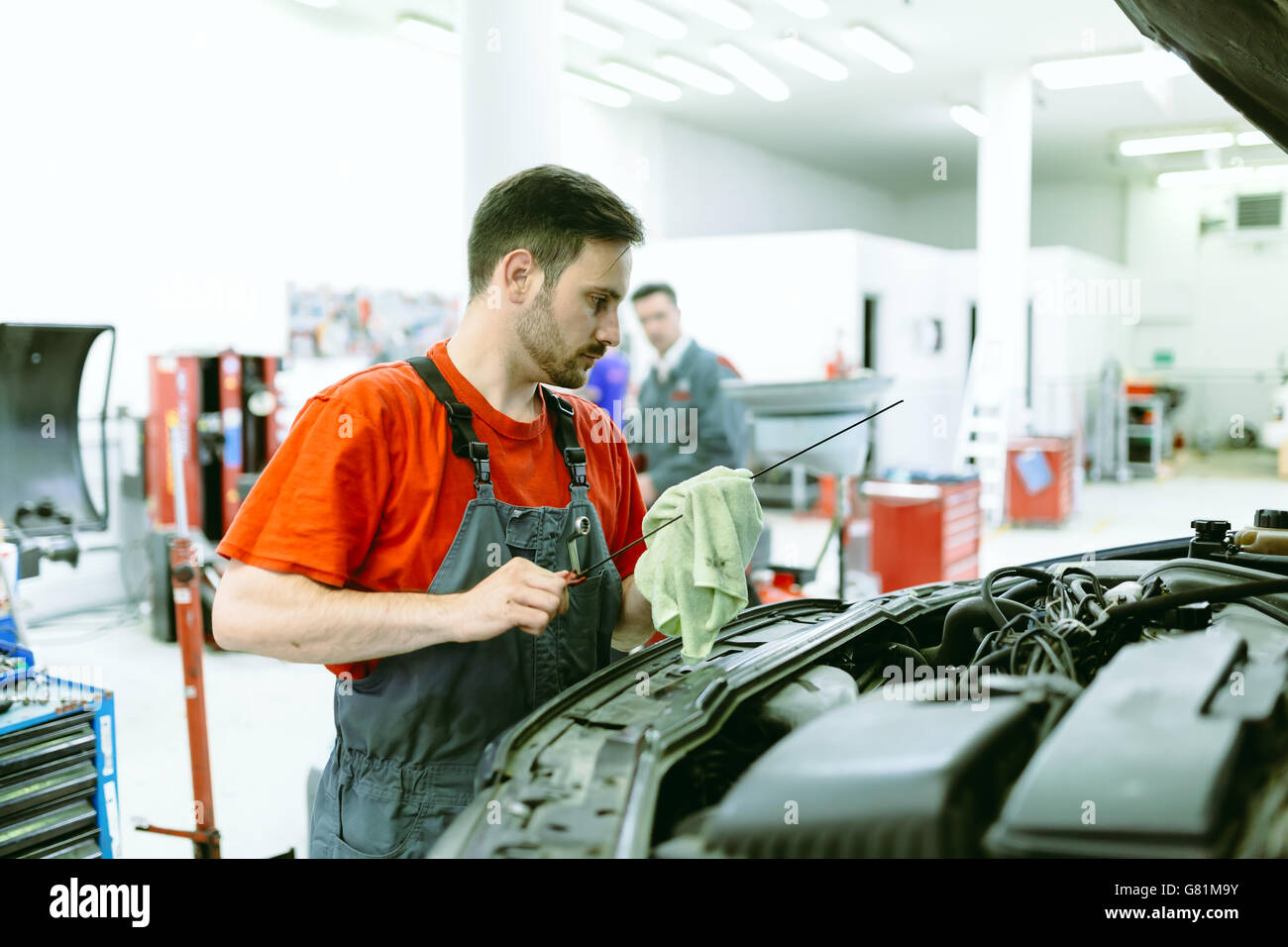 Autohaus und autowerkstatt -Fotos und -Bildmaterial in hoher Auflösung ...