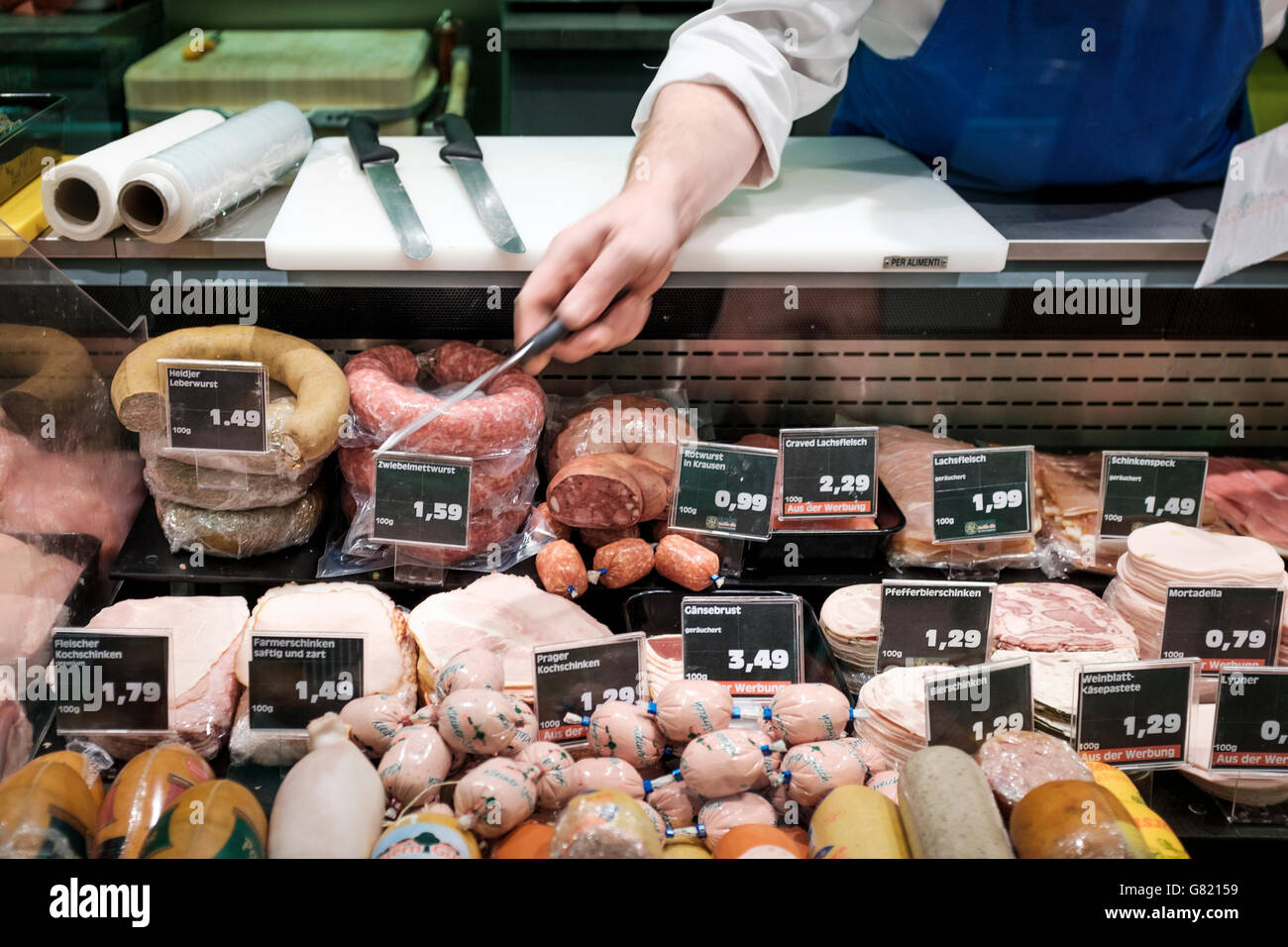 Wursttheke supermarkt -Fotos und -Bildmaterial in hoher Auflösung – Alamy