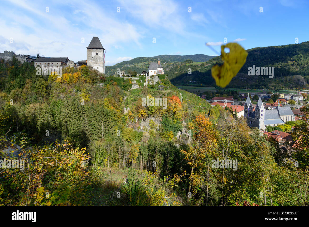 Burgruine Petersberg und Peter Church, unterhalb der Altstadt mit der ...