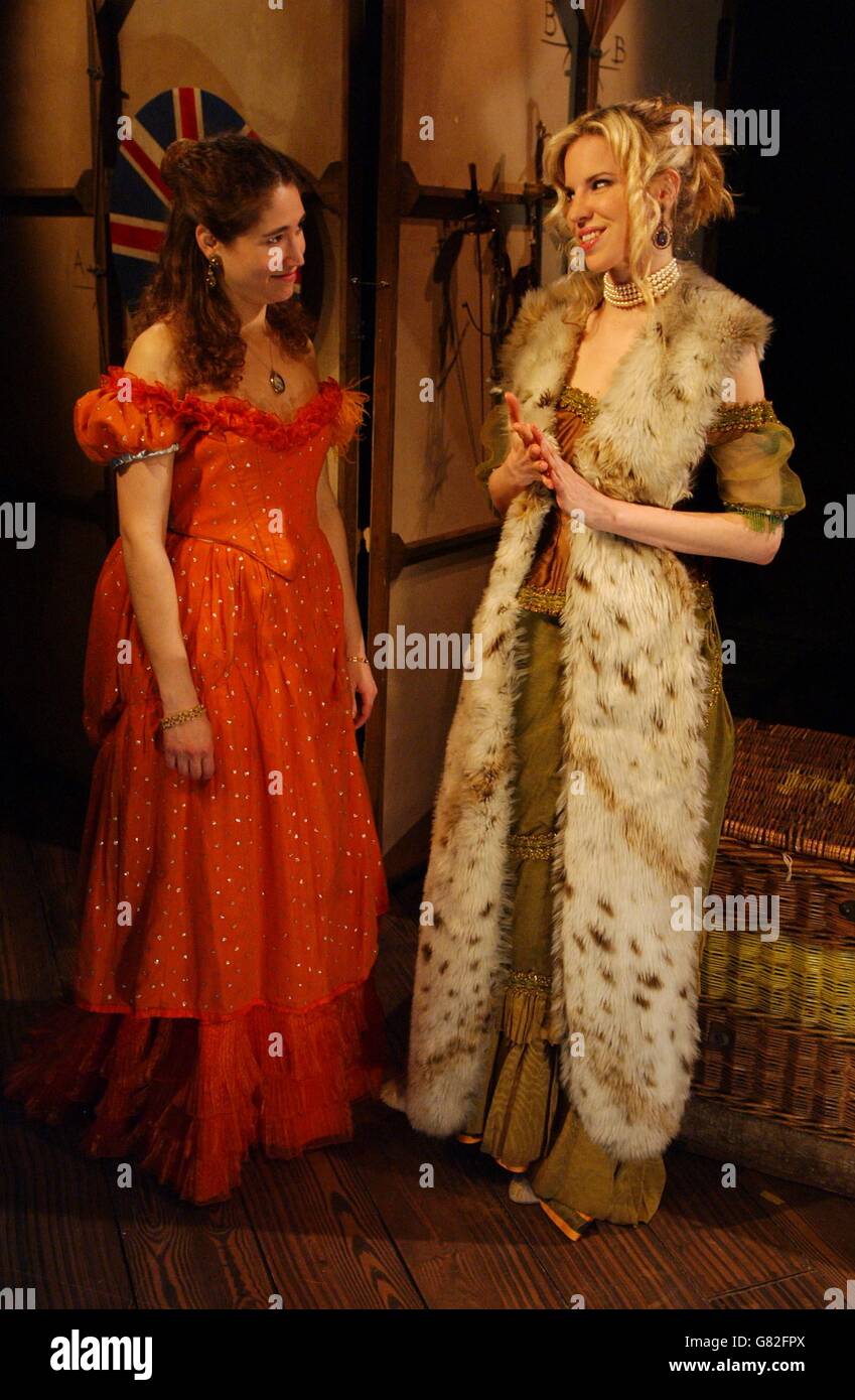 Alexandra aitken right und lara agar stoby bei einem fototermin -Fotos ...