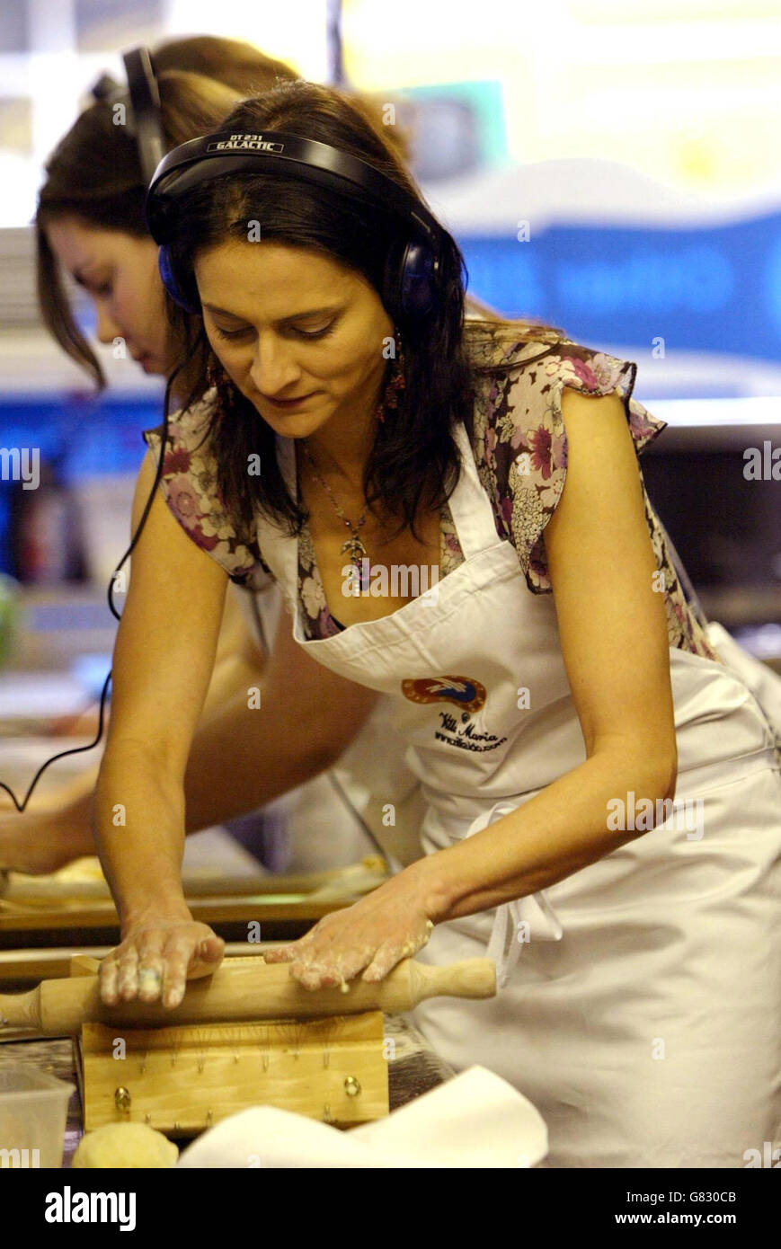 Angela Buttolph nimmt an der ersten britischen Online-Kochstunde von ...