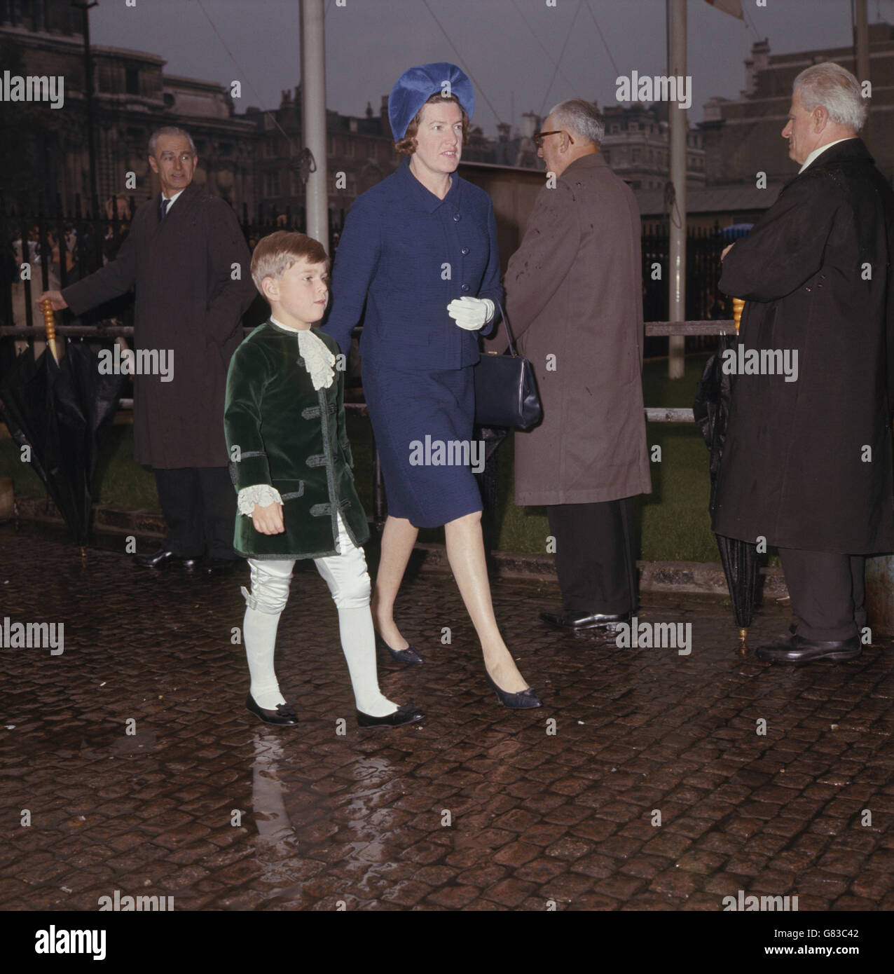 Prinz Andrew, gekleidet als eine der Seiten, kommt mit Miss Mabel ...