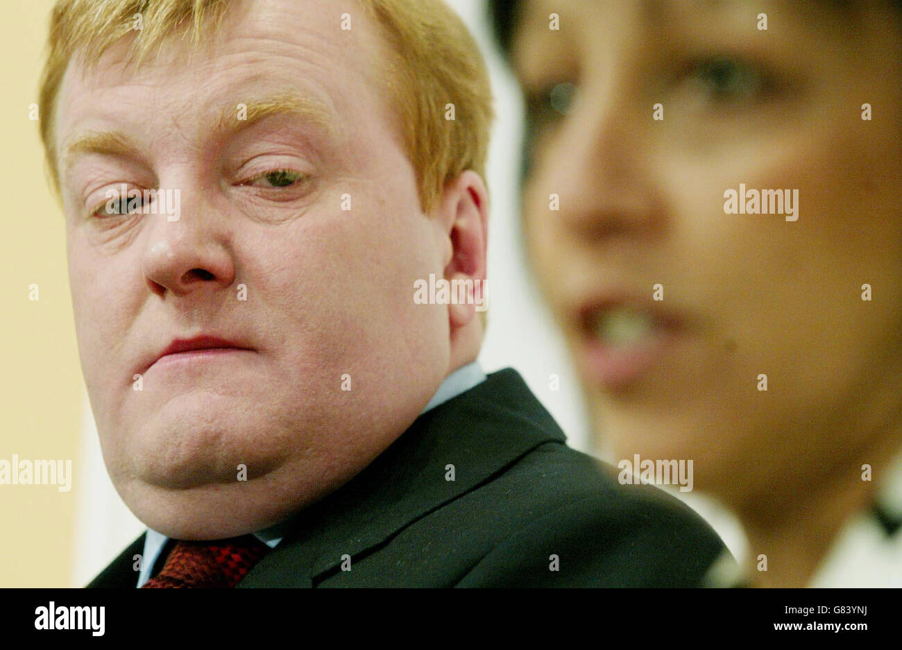 Der liberaldemokratische Führer Charles Kennedy hört sich eine Rede von ...