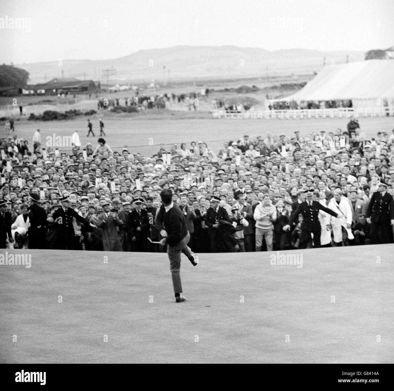 Nach dem Finale und dem Sieg über den Putt schleudert der Amerikaner ...