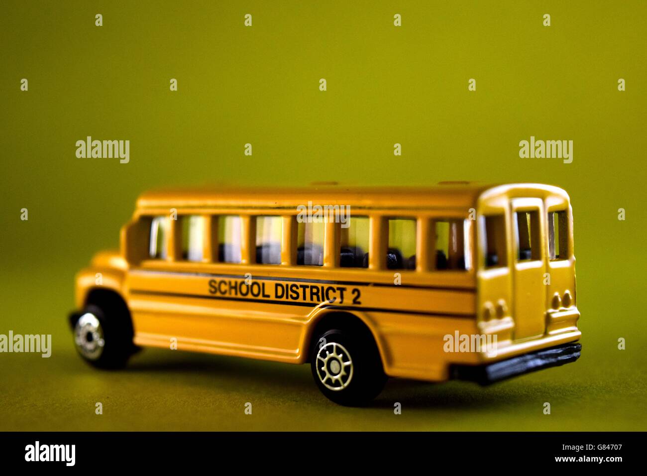 Yellow toy bus -Fotos und -Bildmaterial in hoher Auflösung – Alamy
