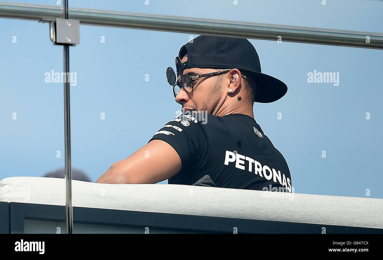 Mercedes-Pilot Lewis Hamilton wird bei einem Interview beim Paddock Day ...