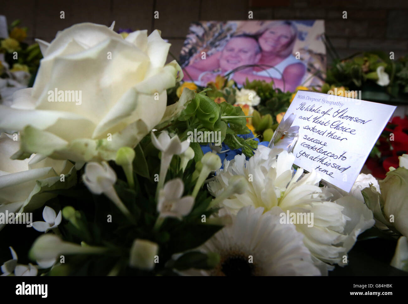 Blumen und eine Beileidsnote der Reiseunternehmen Thomson und First ...