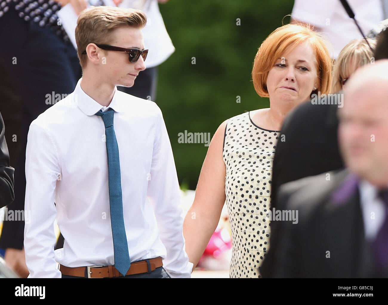 Nach der trauerfeier drei familienmitglieder -Fotos und -Bildmaterial ...