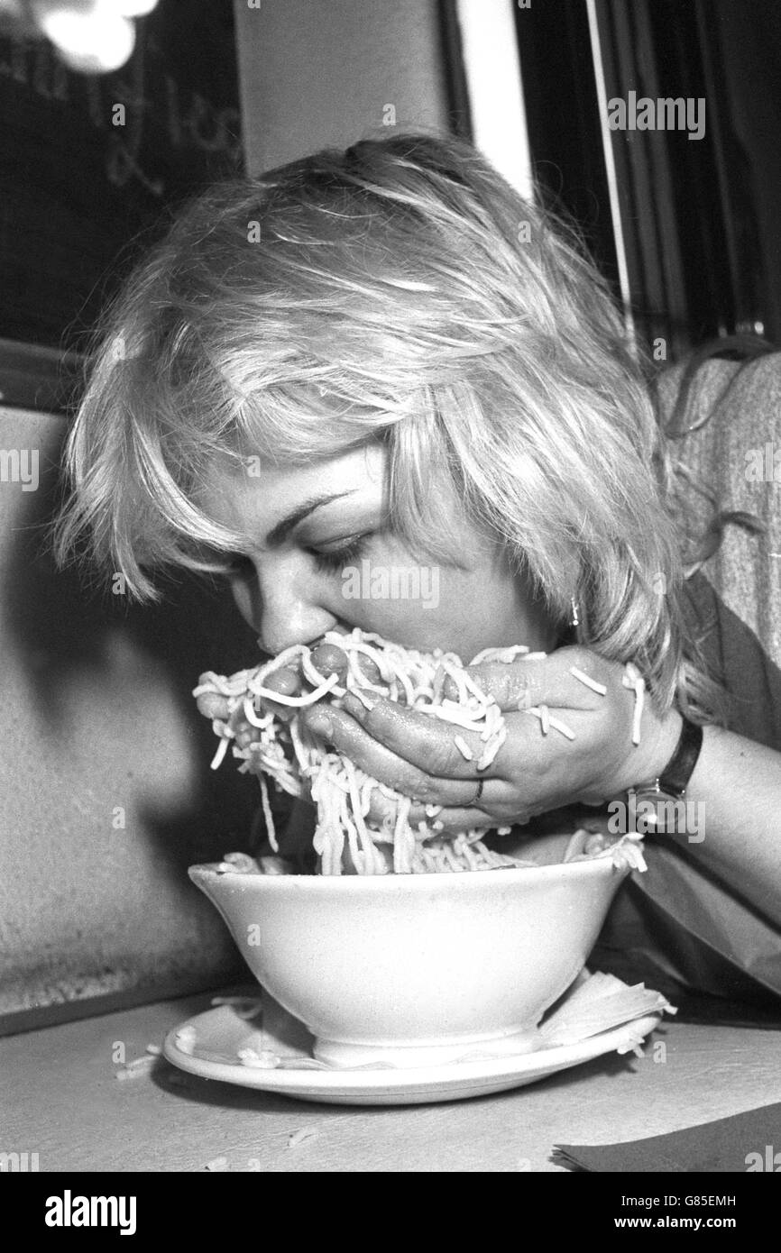 Spaghetti eating contest -Fotos und -Bildmaterial in hoher Auflösung ...
