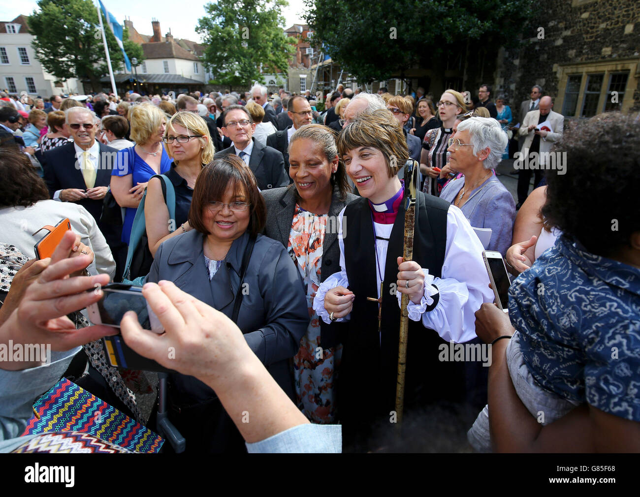 Freunde und gratulanten -Fotos und -Bildmaterial in hoher Auflösung – Alamy