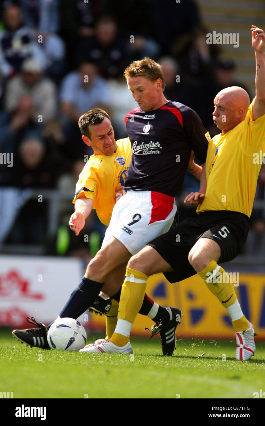 Daniel McBreen von Falkirk und Stuart Lovell von Queen of the South Und ...