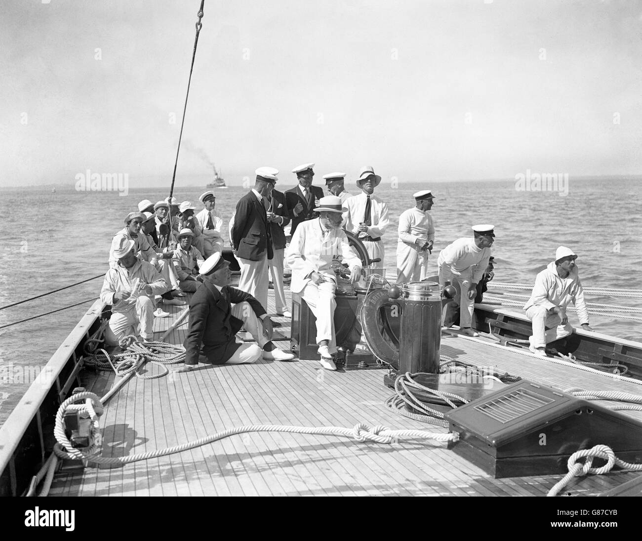 König George V an Bord seiner Yacht 'Britannia', während das Royal ...