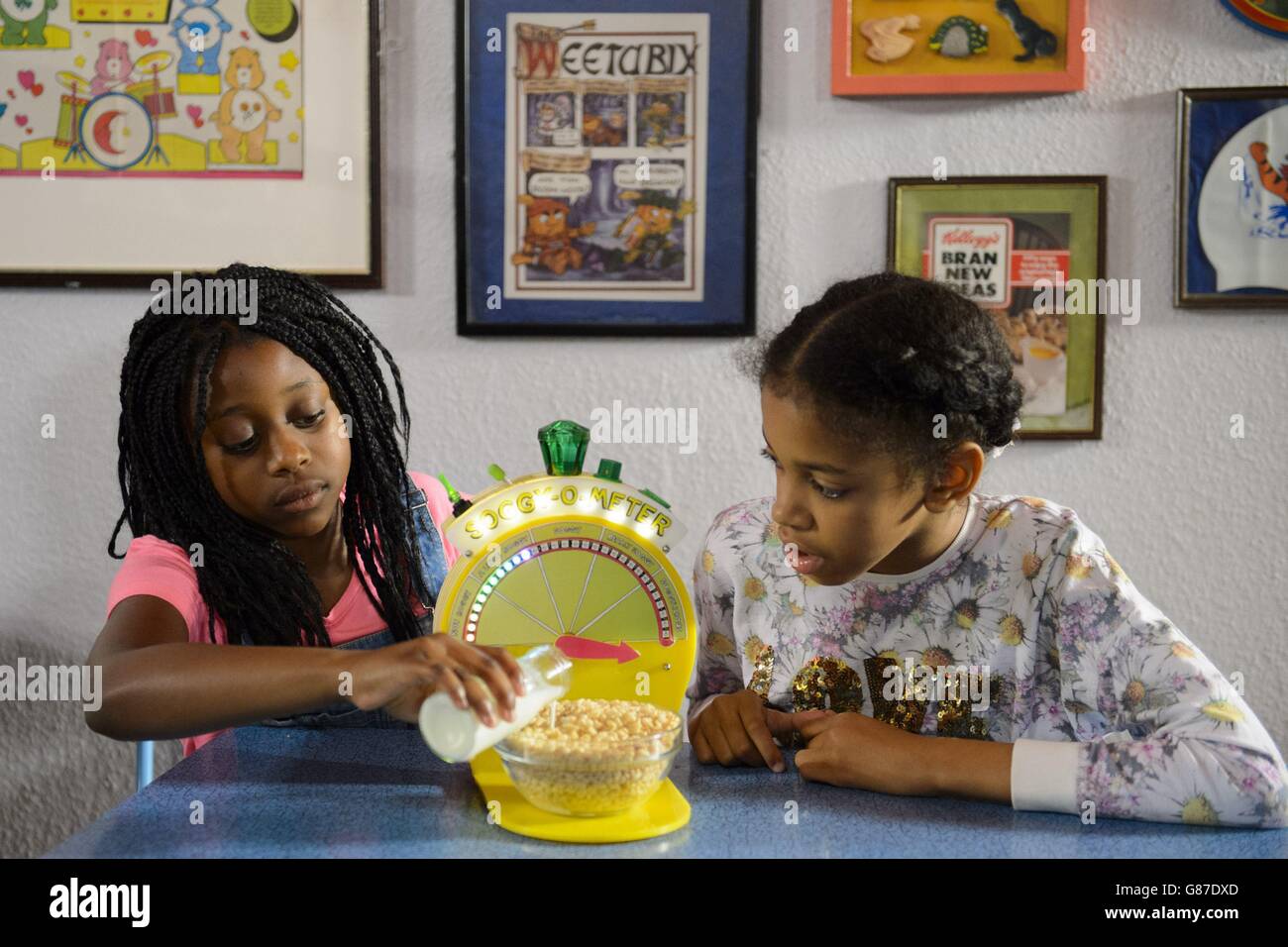 Renee und Kelis, beide 10 Jahre alt, aus London nutzen das soggy-O ...