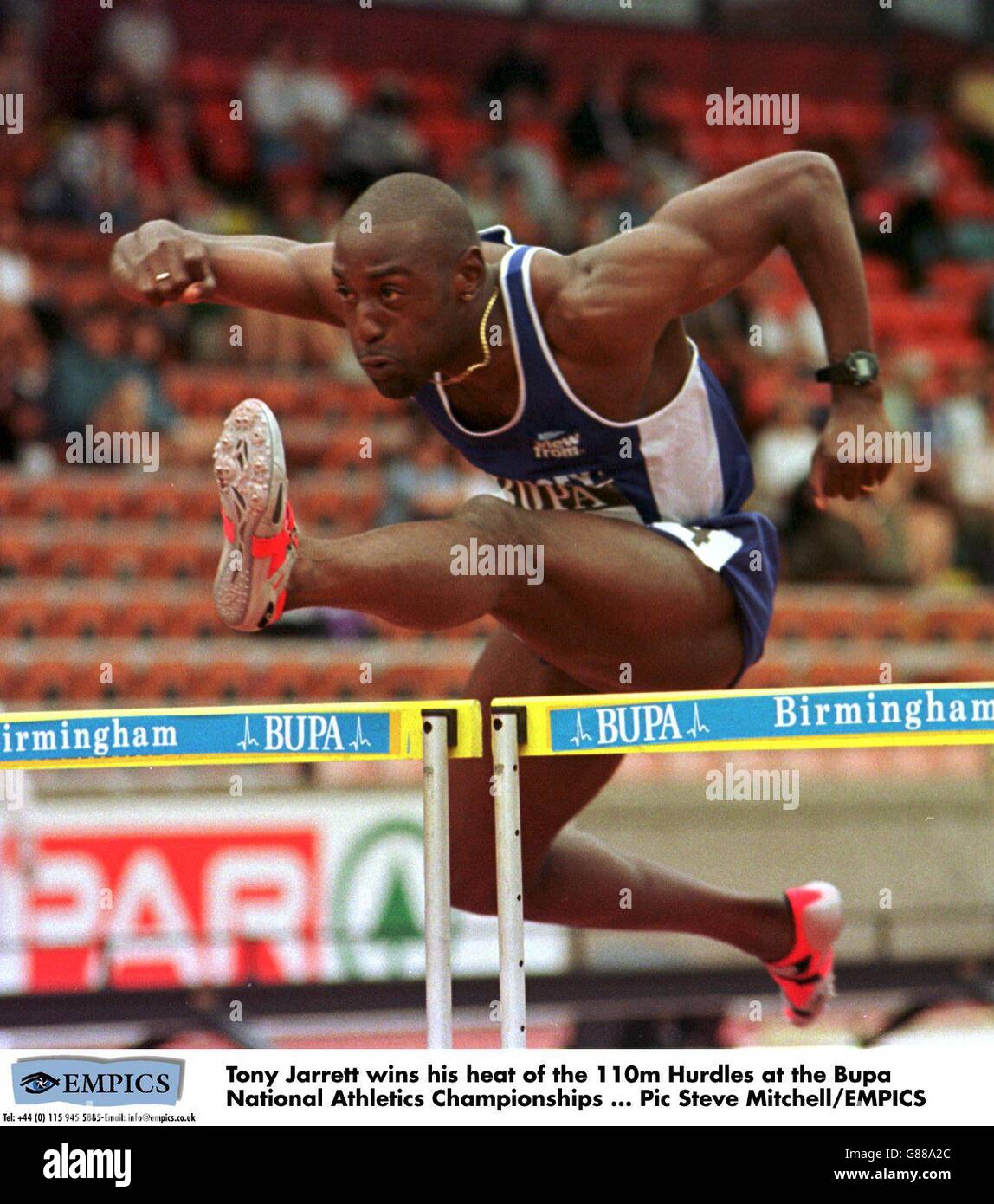 Tony Jarrett gewinnt seine Hitze der 110m Hürden bei Die Bupa National ...