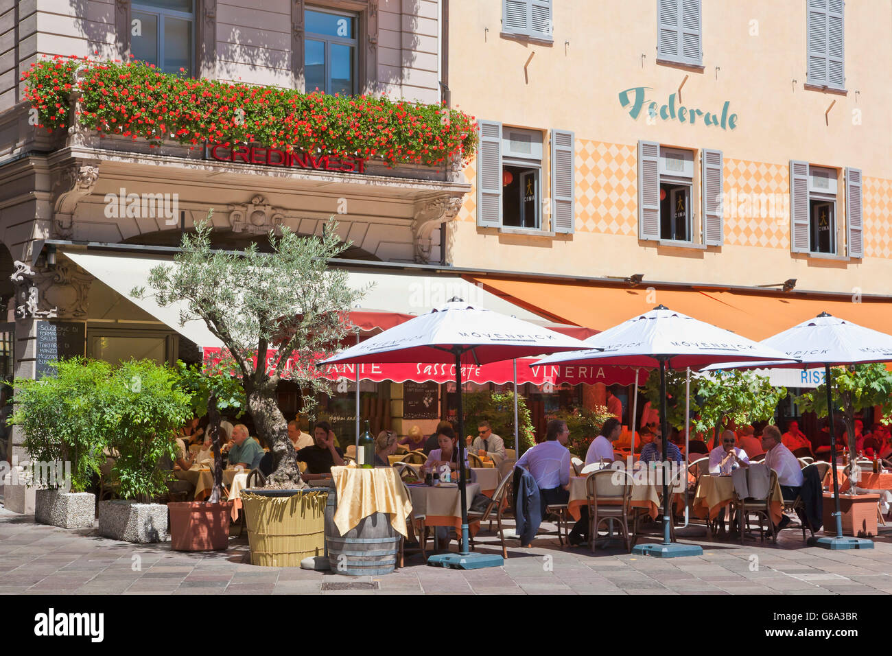 Restaurant und Café auf der Piazza della Riforma in Lugano, Lago di ...