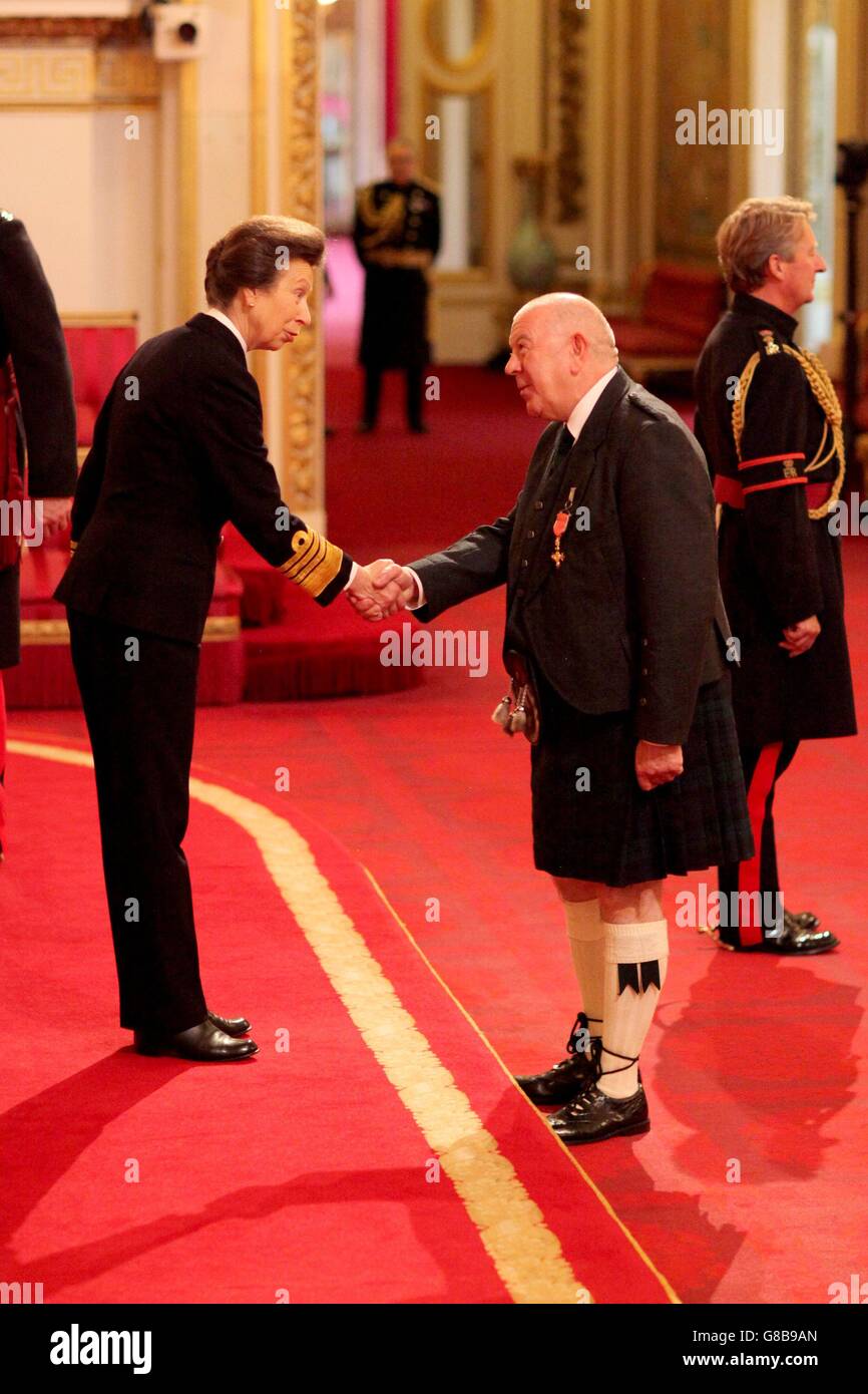 Archibald Graham aus Glasgow wird von der Prinzessin Royal im ...