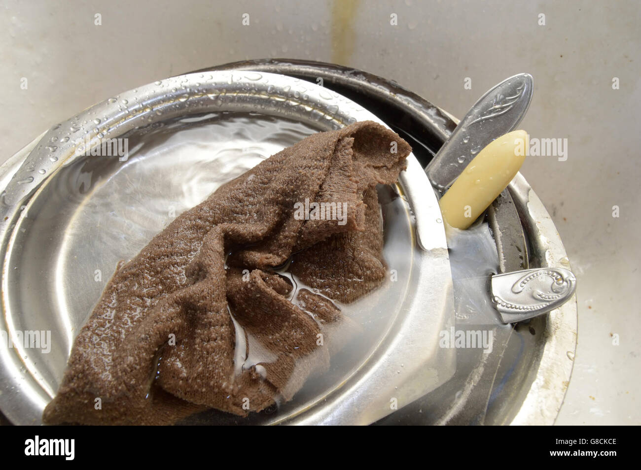 Schmutziges Geschirr und Waschlappen in die Spüle Stockfotografie - Alamy