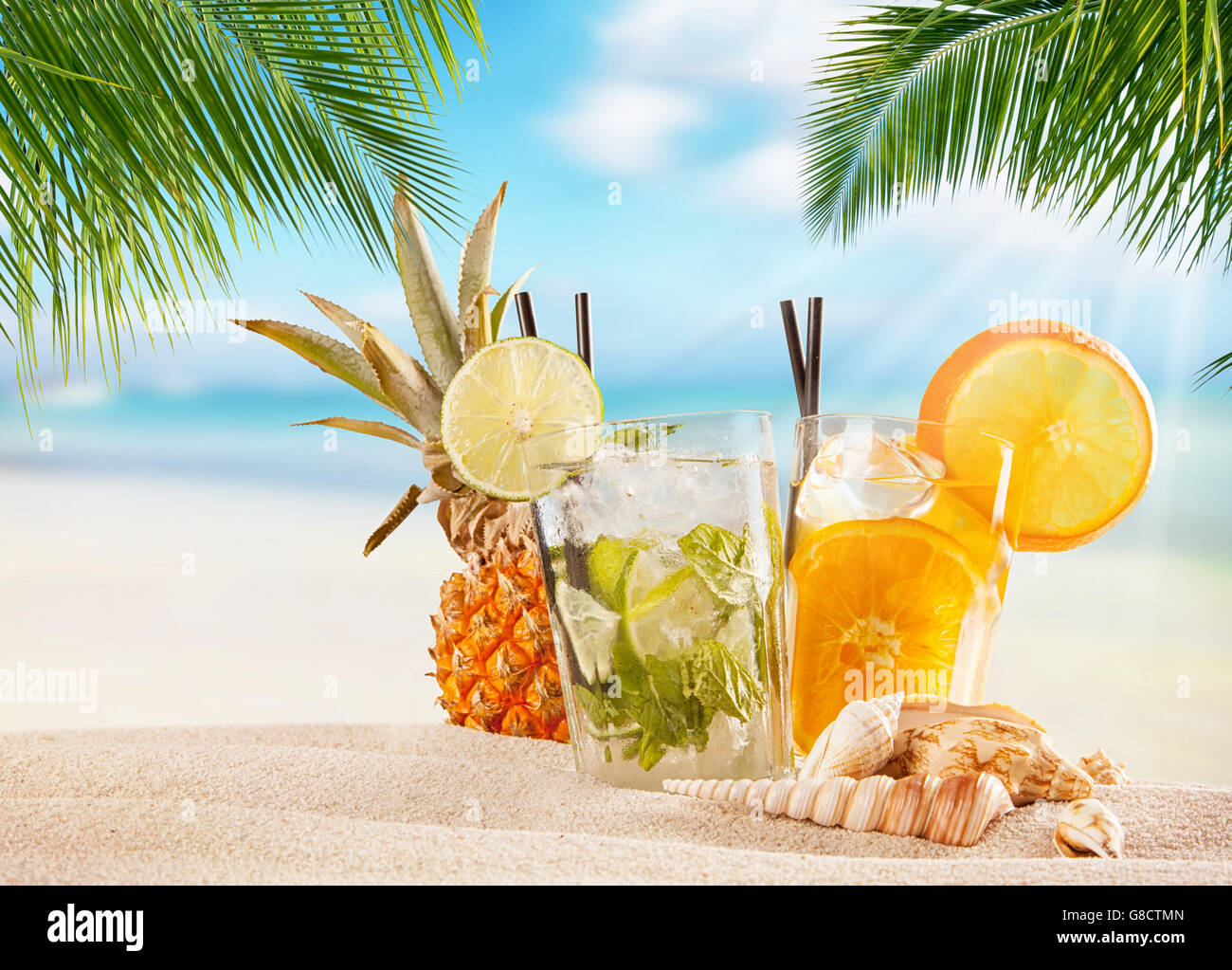 Sommer-Cocktails mit Unschärfe Strand im Hintergrund Stockfotografie ...