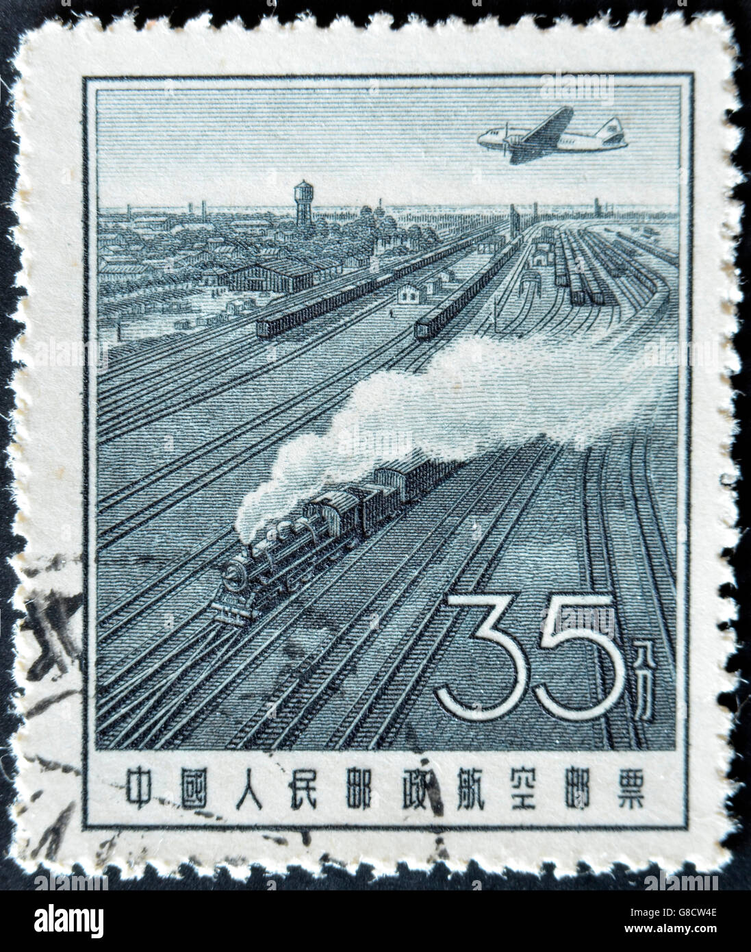 CHINA - CIRCA 1957: Eine Briefmarke gedruckt in China zeigt Dampflok auf der Strecke, ca. 1957 ...