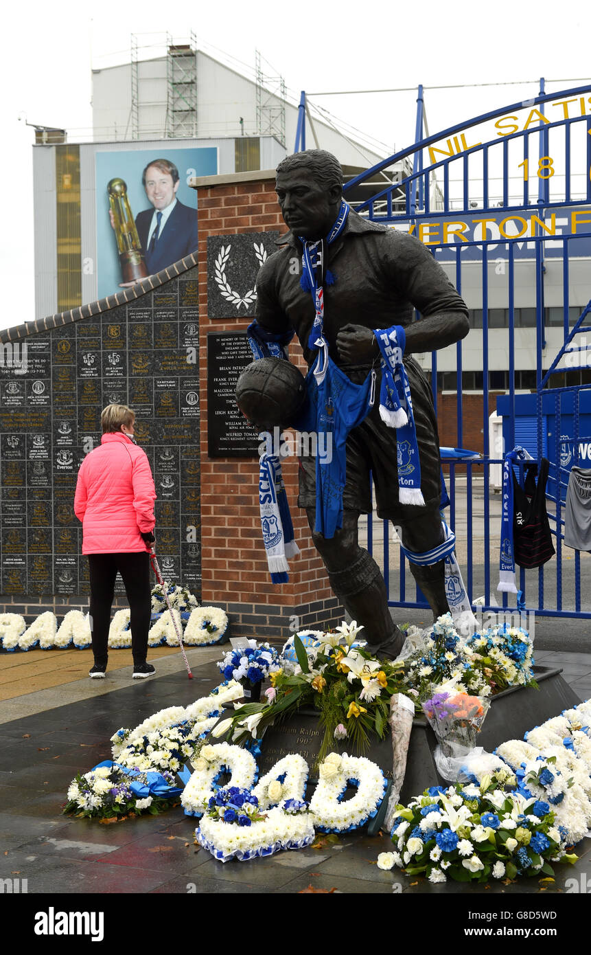 Blumengebete an der Dixie Dean Statue vor der Beerdigung von Howard ...