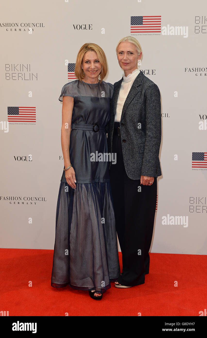 Berlin, Deutschland. 28. Juni 2016. Kimberly Emerson (l), Ehefrau des ...