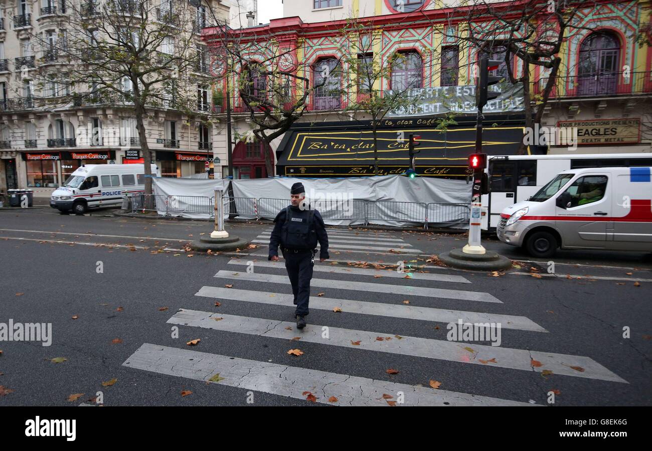 Das Äußere des Bataclan-Theaters in Paris, als die Pariser zum ersten ...